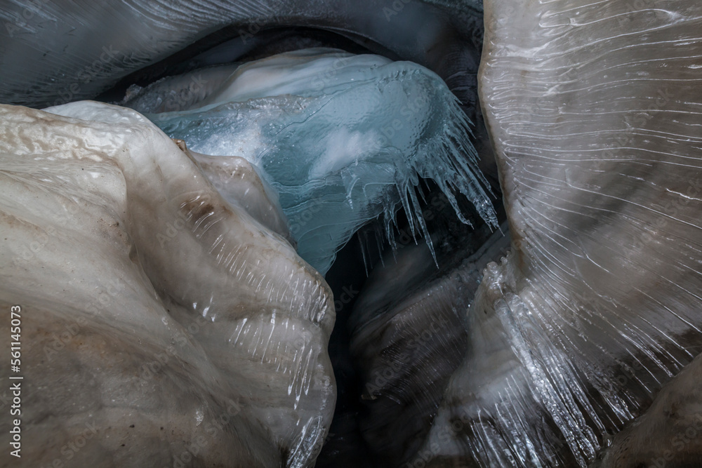 Foto de Fluted celling of a high chamber in an ice cave in Larsbreen ...