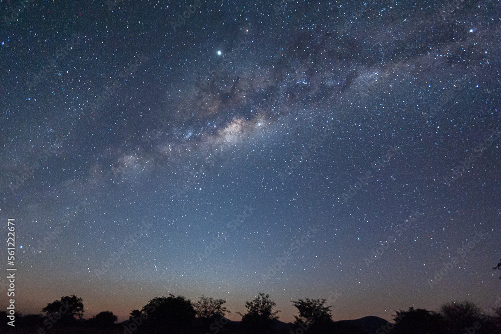 Foto de Image of the milky way galaxy spanning across the night sky in ...