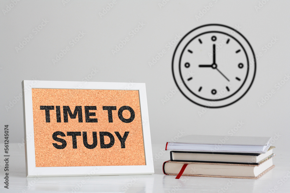 Time to study is shown using the text foto de Stock | Adobe Stock