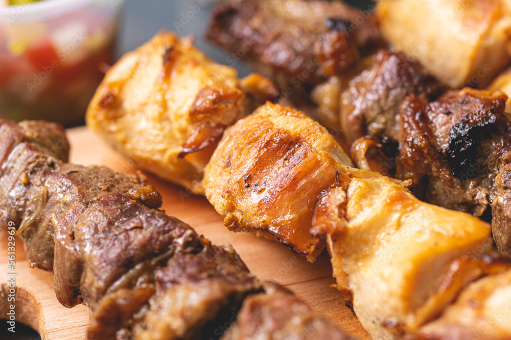 Churrasquinho brasileiro. Espetinhos com carne bovina e carne de frango ...