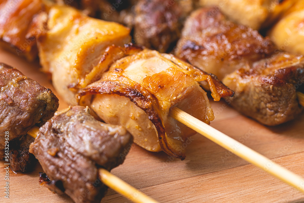 Churrasquinho brasileiro. Espetinhos com carne bovina e carne de frango ...