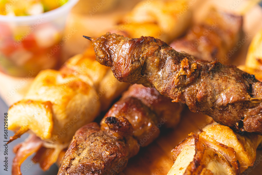 Churrasquinho brasileiro. Espetinhos com carne bovina e carne de frango ...