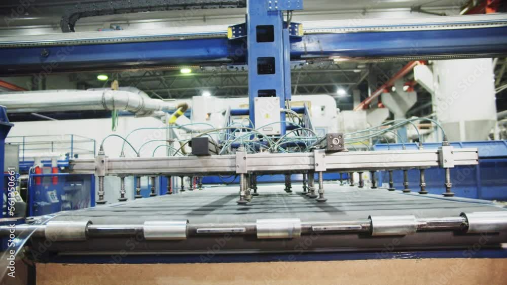 Vidéo Stock Conveyor system at modern factory. Manipulator with vacuum ...