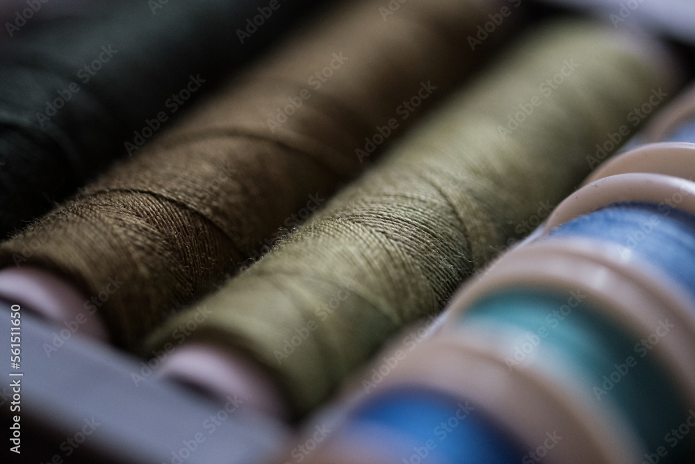 Fil à coudre et bobine de fil Stock Photo | Adobe Stock