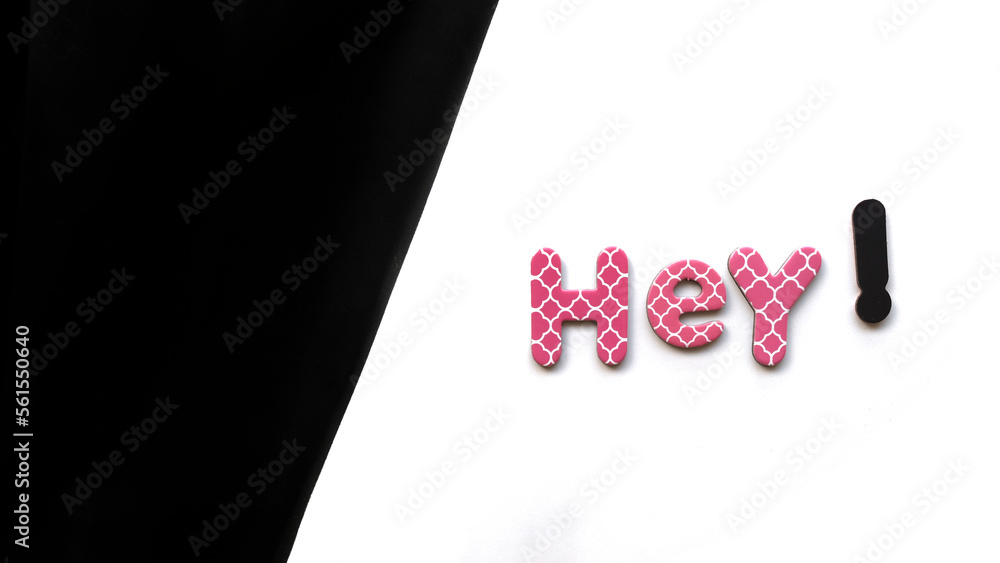 Mensaje Hey! con letras rosas y blancas en fondo negro y blanco Stock ...