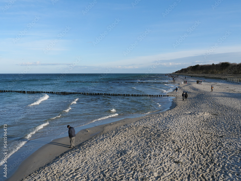 Strandlandschaft mit auflaufenden Wellen und Buhnen aus Holz an der ... Strandlandschaft mit auflaufenden Wellen und Buhnen aus Holz an der ...