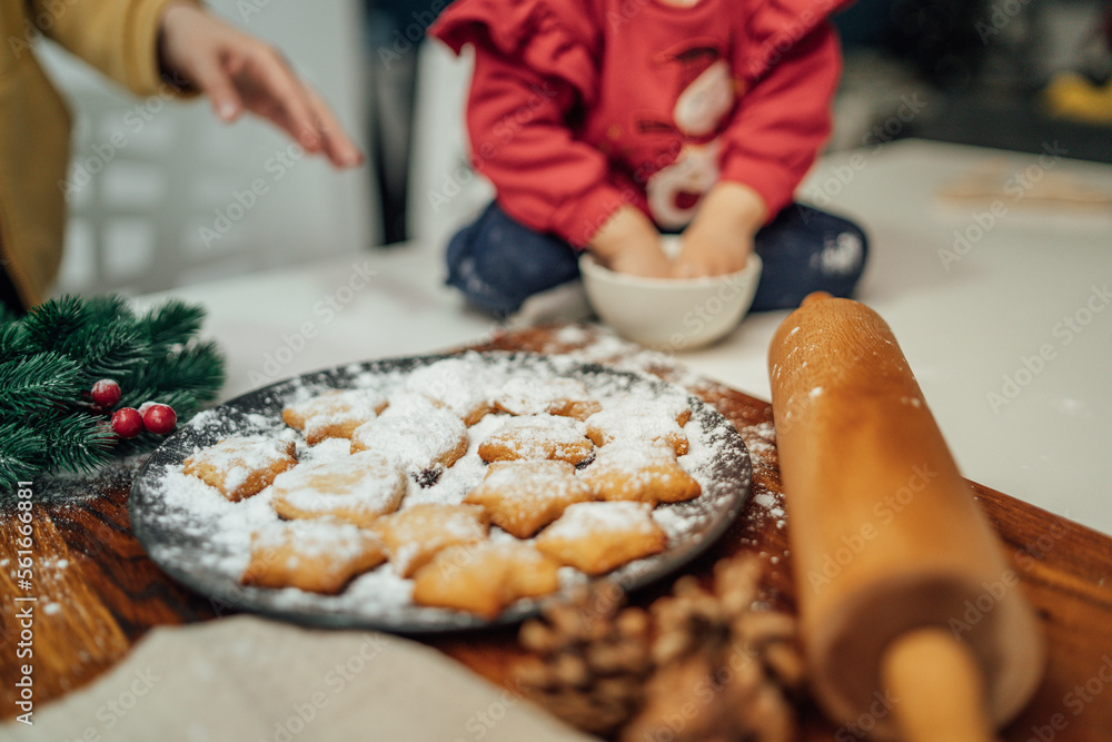 Foto de Top and side view of mother and daughter preparing gingerbread ...