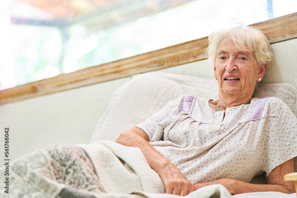 Alte kranke Frau im Pyjama als Patientin im Bett Stock Photo | Adobe Stock