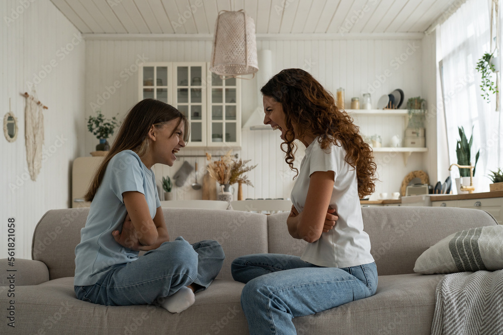 Foto de Angry young woman mother having disagreement with troubled teen ...