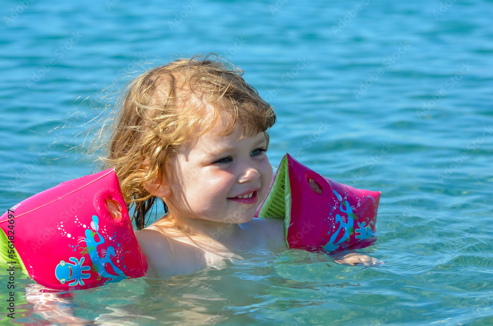Little girl splashing in the crystal clear water in a lagoon Stock ...