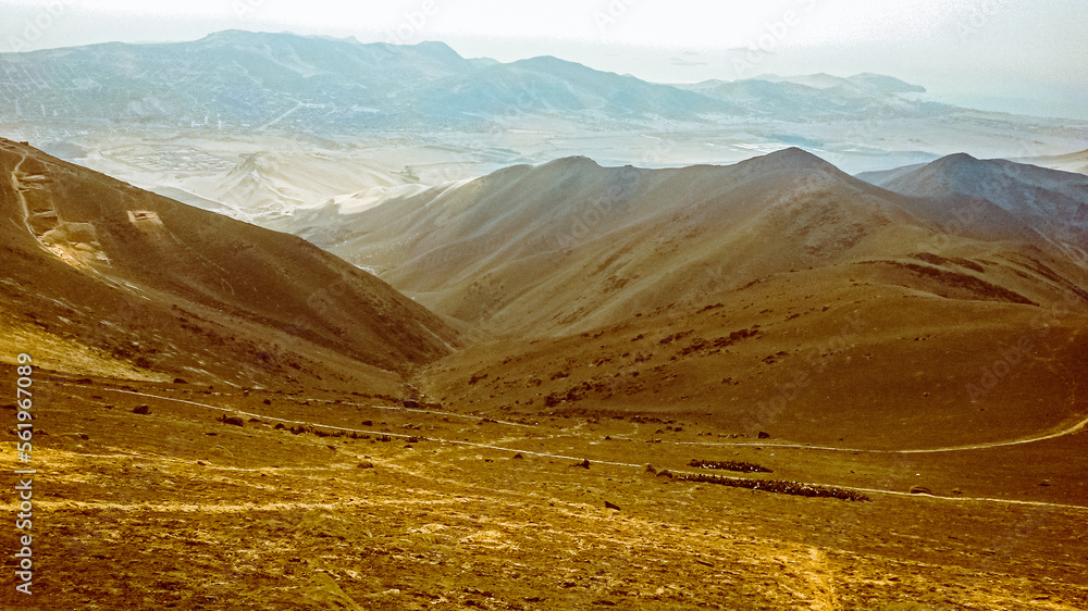 Un cerro de tierra es una formación geológica natural compuesta ...