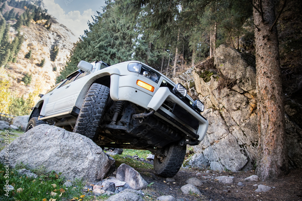 Foto de Car upgrade suspension system of a 4x4 suv. Prepared Offroader ...