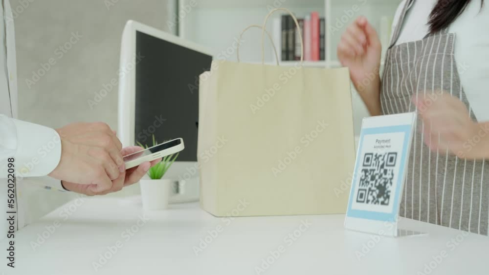 Video „Customer use smartphones to scan QR codes to pay in-store with ...