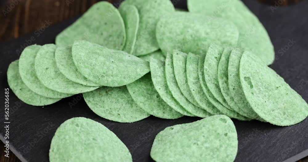 Vidéo Stock To move crispy potato chips of green color, unusual chips ...