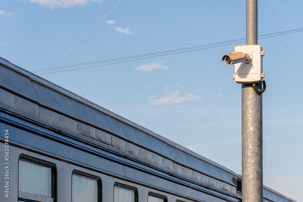 Foto de CCTV cameras at the railway station. Surveillance camera on a ...