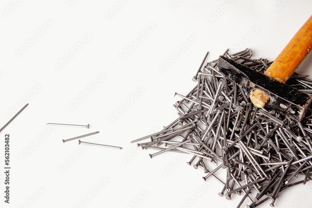 Grupo de clavos de un carpintero amontonados en una mesa blanca de ...