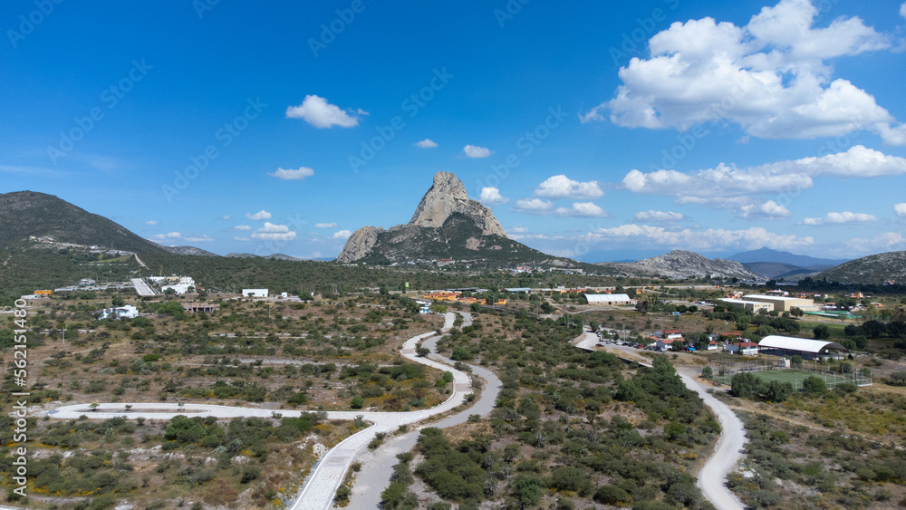 Vista aerea de Peña de Bernal, pueblo magico en mexico. Querétaro ...