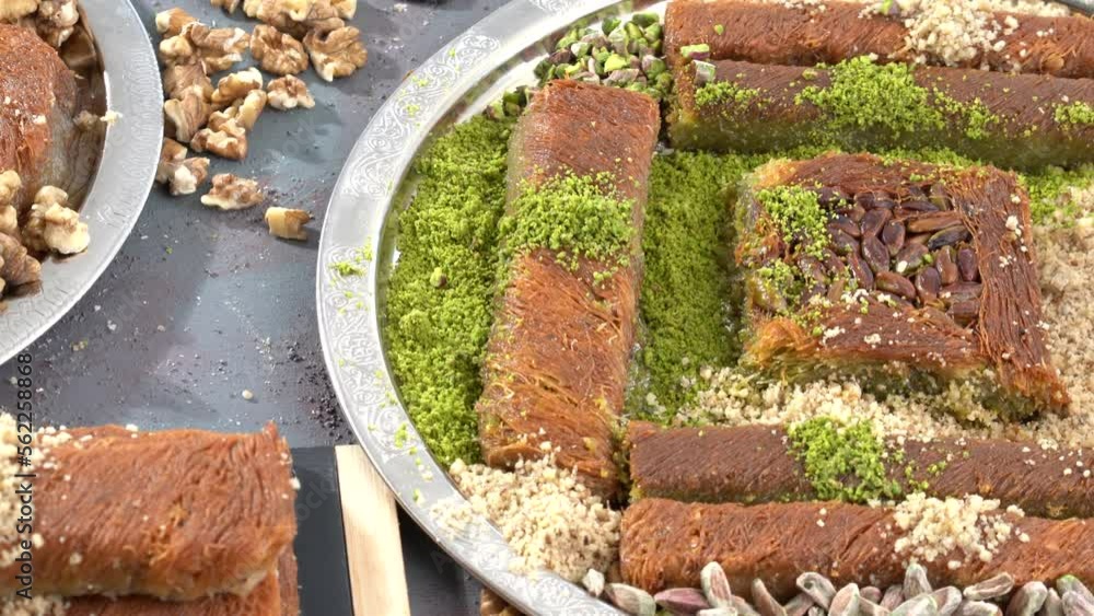 Traditional turkish baklava pistachio pastry. Dilberdudagi, ozel kesim ...