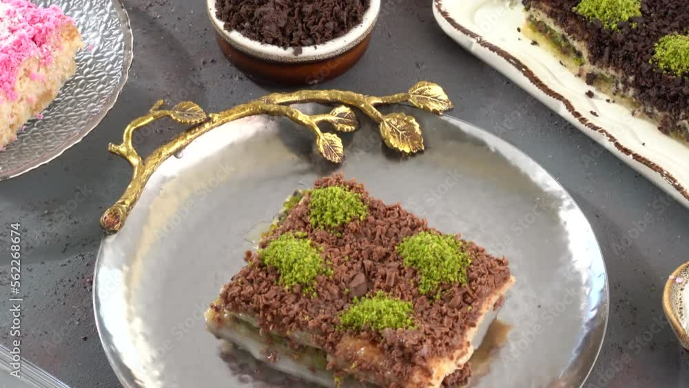 Traditional turkish baklava pistachio pastry. Dilberdudagi, ozel kesim ...