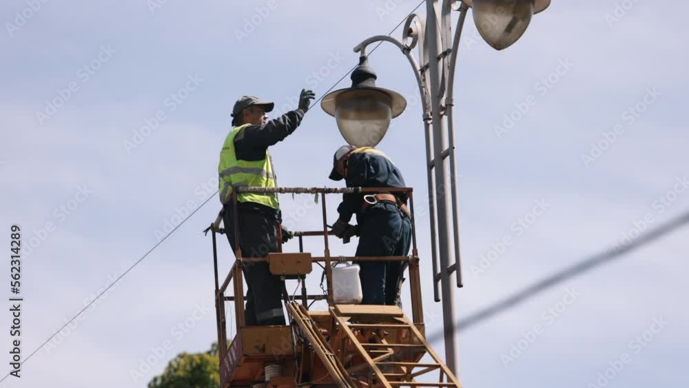 Vidéo Stock Electric technical, lift bucket, fix light. Worker ...