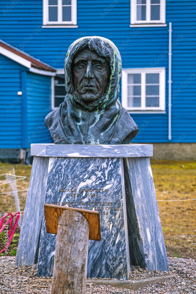 Bust with Roald Amundsen a famous Norwegian explorer in Ny-Ålesund ...