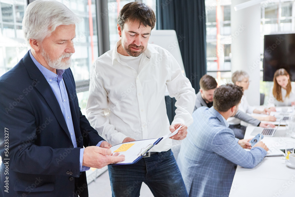 Senior Chef und Business Mann kontrollieren Checkliste Stock Photo ...