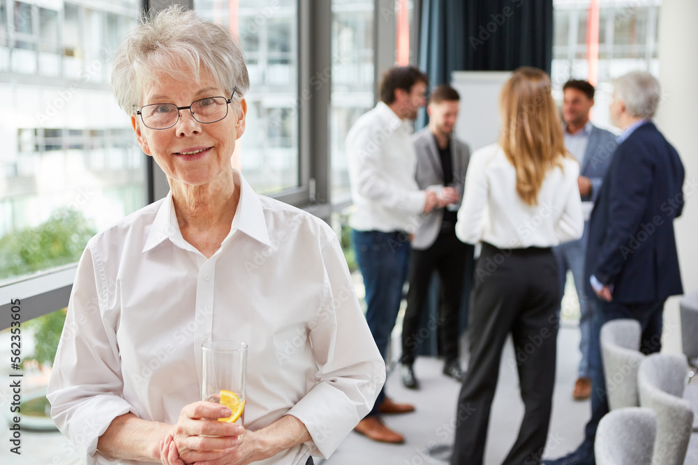 Ältere Business Frau als Chefin in einer Pause im Büro Stock Photo ...