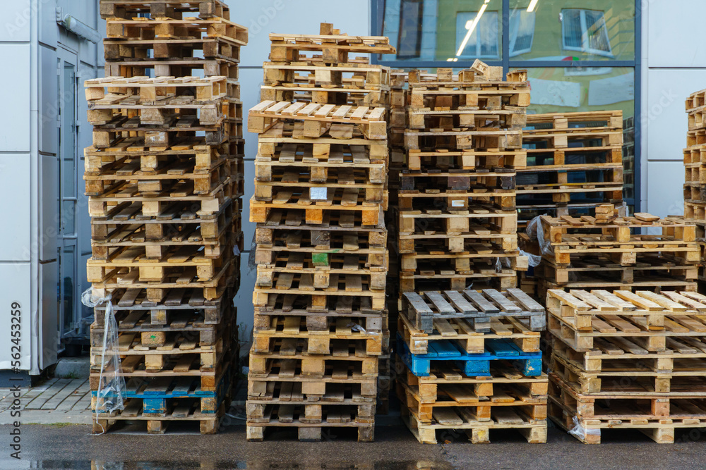 Foto de A stack of wooden pallets in an internal warehouse. An outdoor ...