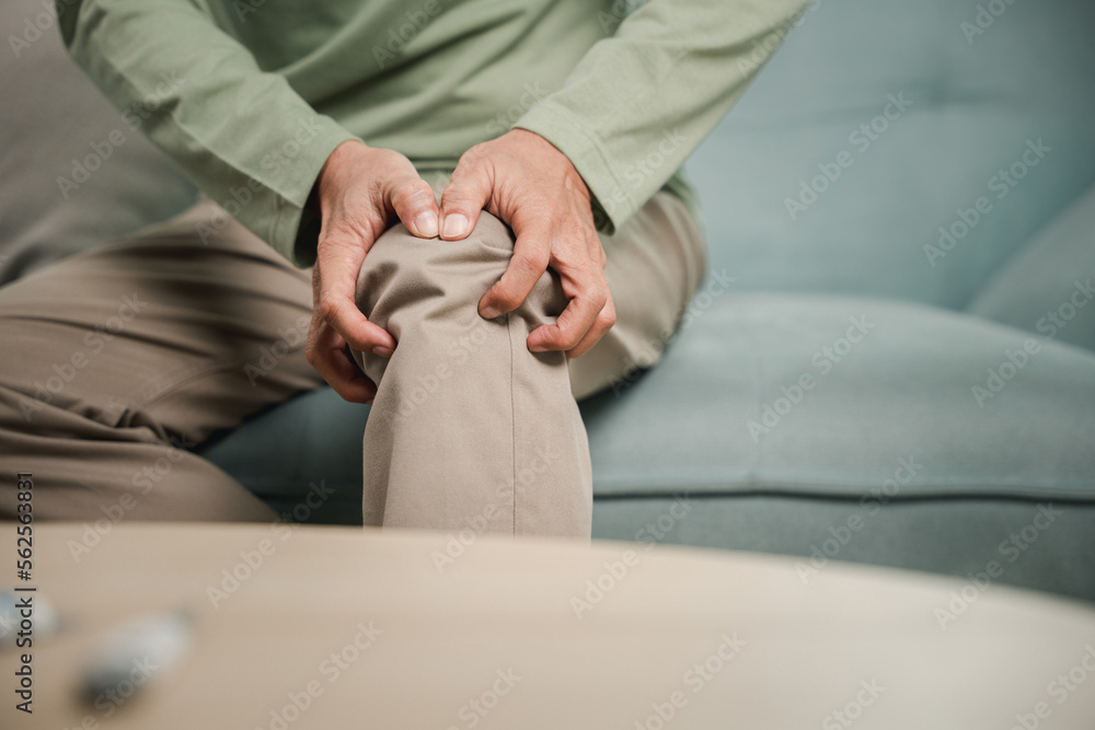 Foto de Senior man having painful knee pain after ligament surgery ...