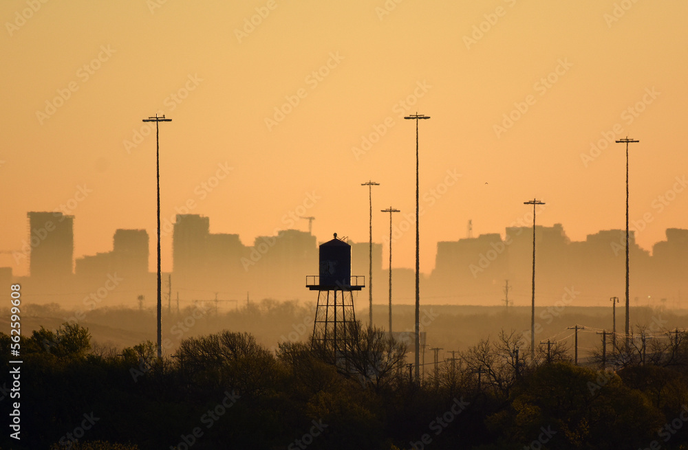 Los edificios del centro de Dallas, Texas dan trasfondo a un tinaco ...