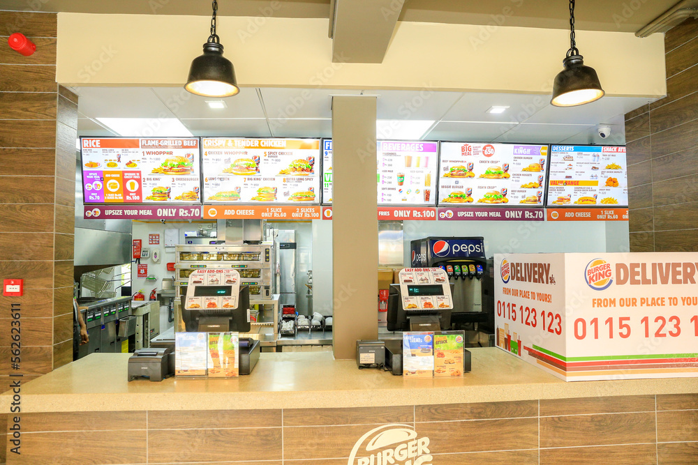 Foto de COLOMBO, SRI LANKA - SEPTEMBER 25, 2018: Inside Tables and ...