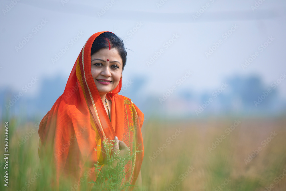 Foto de Indian rural woman in traditional saree at agriculture field ...