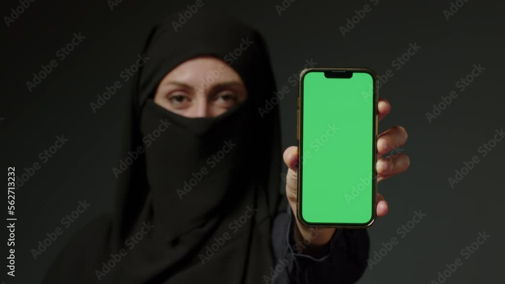 Portrait smiling arabian lebanese girl muslim islamic woman in hijab ...