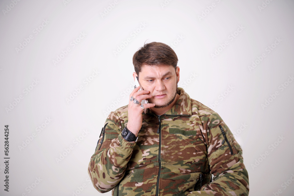 Foto de Soldier Mobile Phone inscription Armed Forces of Ukraine on ...