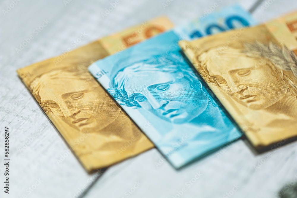 Notas do Real Brasileiro sobre uma mesa de madeira clara. Economia ...