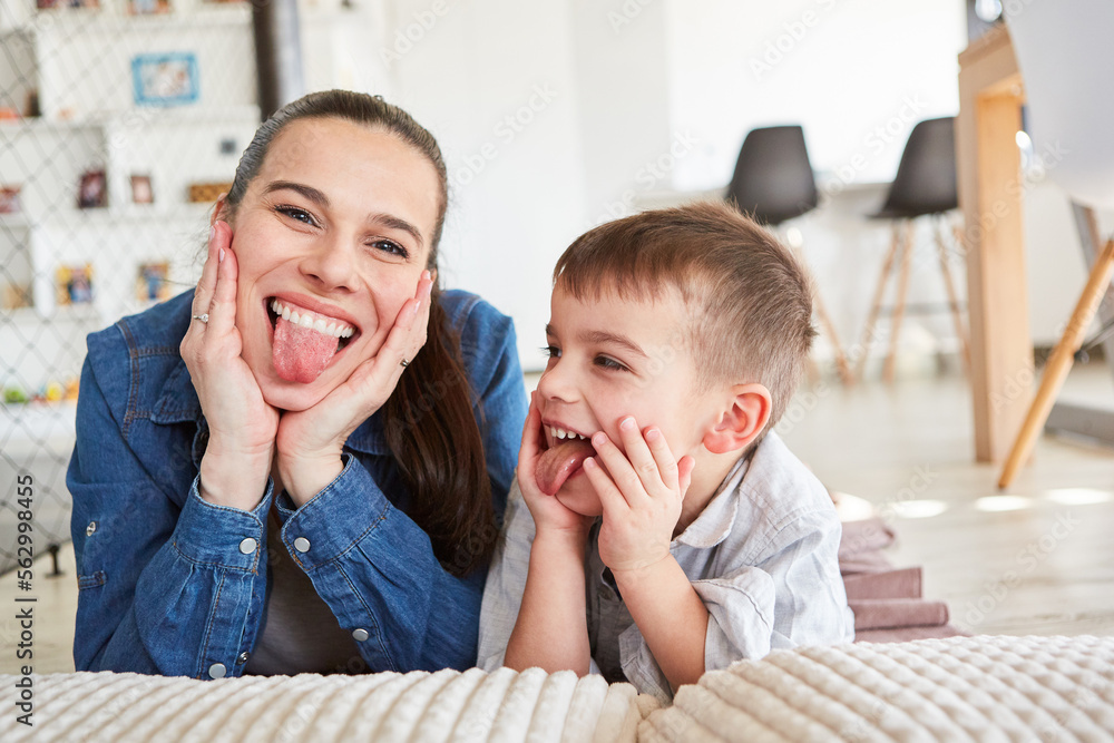 Mutter und Sohn strecken ihre Zunge heraus foto de Stock | Adobe Stock