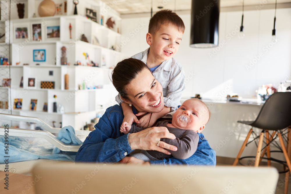Glückliche Mutter mit Baby und Kleinkind am Computer Stock Photo ...