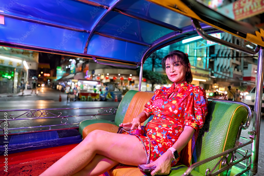 thai woman in tuk tuk wearing cheongsam at yaowarat chinatown bangkok ...