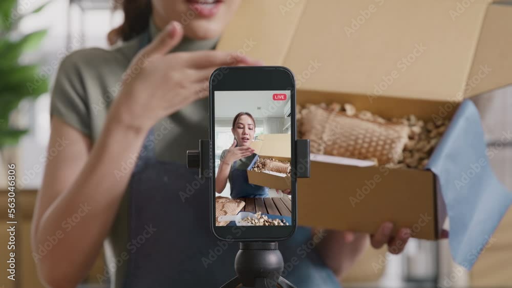 Video Stock SME owner go green net zero retail store live stream talk ...