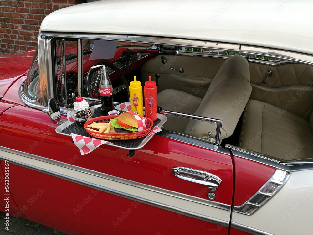 Car Food Tray mit amerikanischem Fast Food der Fünfziger Jahre und Coca ...