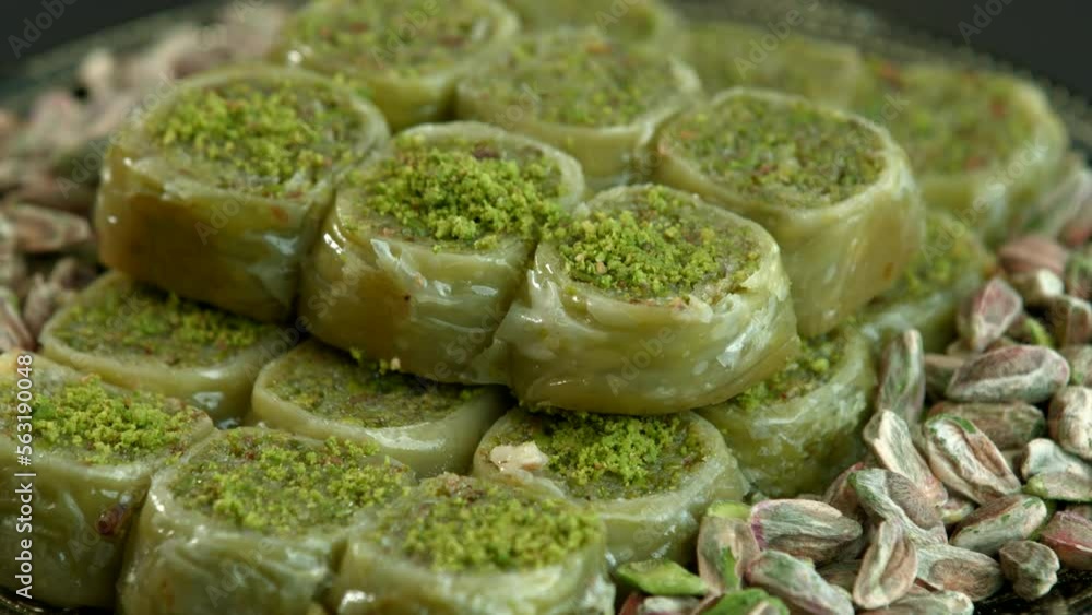 Traditional turkish baklava pistachio pastry. Dilberdudagi, ozel kesim ...