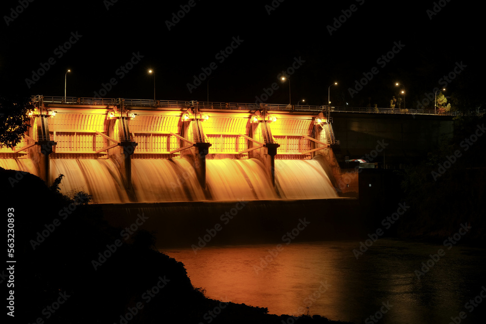 Evening scenery at Kiew Lom Dam, Lampang, Thailand. Hydroelectric dam ...