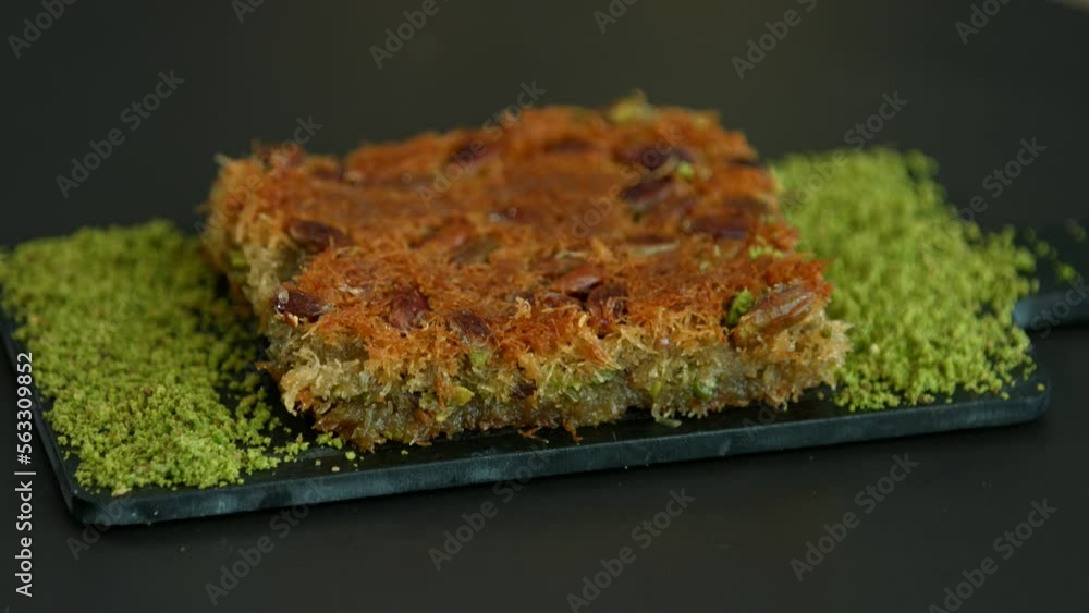 Traditional turkish baklava pistachio pastry. Dilberdudagi, ozel kesim ...