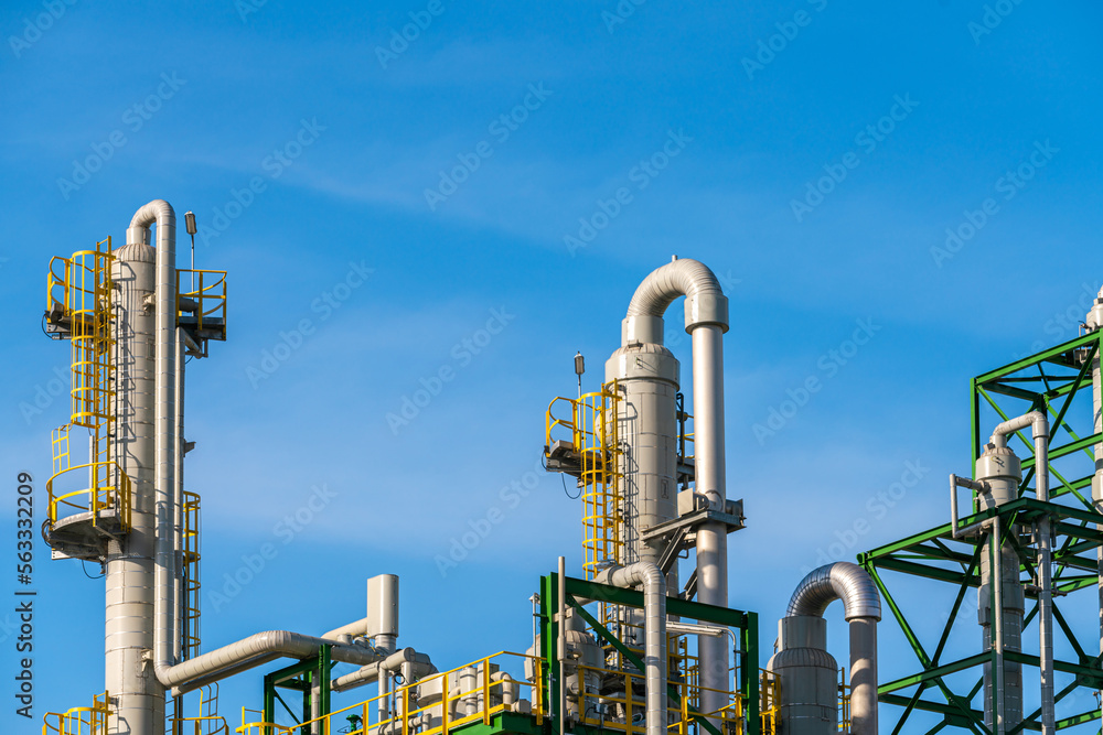 Foto de oil and gas tank distillation reactor column in chemical ...