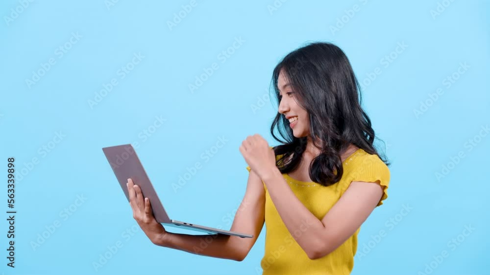 Vidéo Stock 4K, portrait, long haired girl wearing shirt yellow tights ...