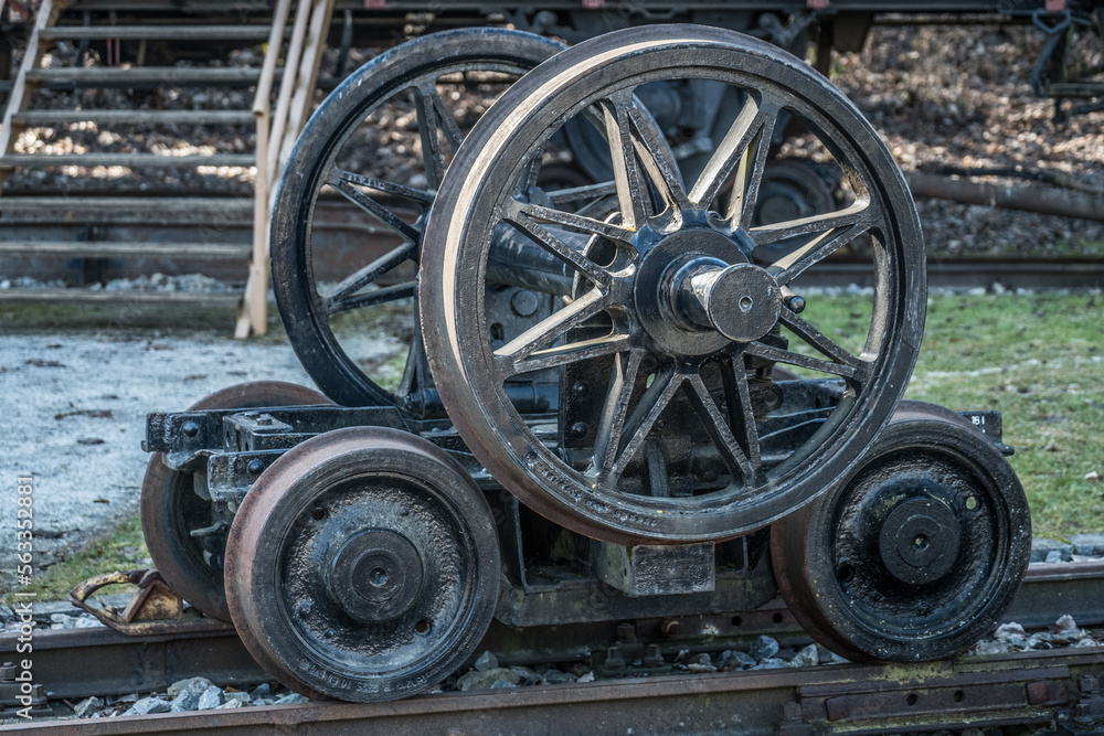 Foto de Räder und Achse einer Dampflok auf Draisine mit Schiene do ...