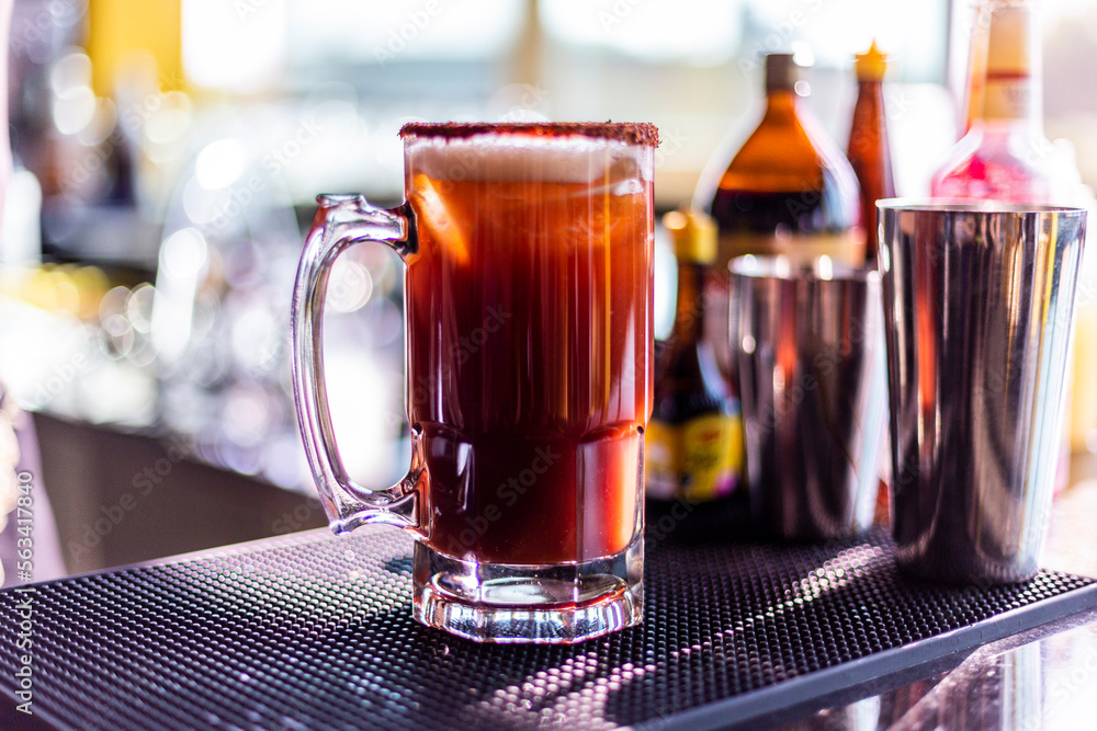 Foto de Preparación de michelada, cerveza en tarro en restaurante ...