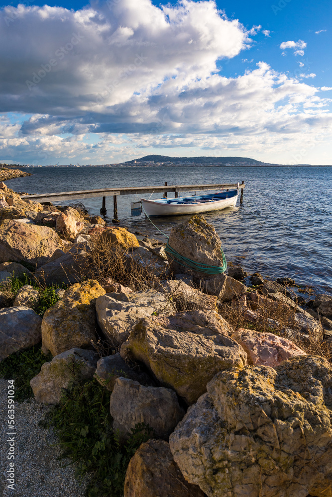 Barque en bois traditionnelle de l'Etang de Thau amarrée à Bouzigues ...