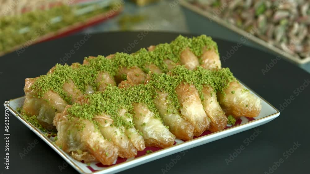 Traditional turkish baklava pistachio pastry. Dilberdudagi, ozel kesim ...