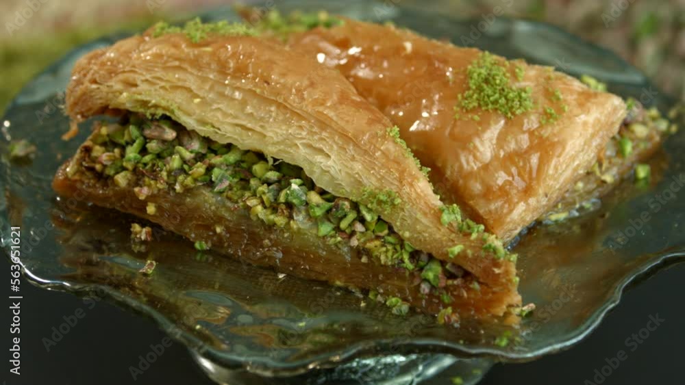 Traditional turkish baklava pistachio pastry. Dilberdudagi, ozel kesim ...